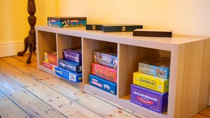 Uma prateleira com vários jogos de tabuleiro.