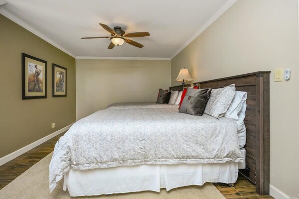 Elegant Napa Retreat Luxe Beds Prime Location - Yountville, CA