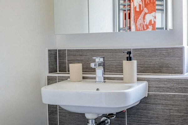 Perfect Booking 4 Bed Home In Swindon - Swindon