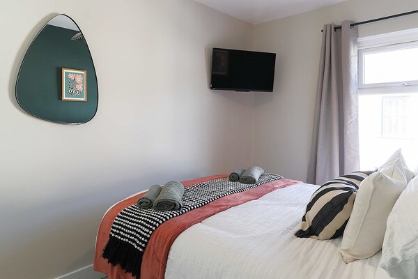 Perfect Booking 4 Bed Home In Aberdare - South Wales