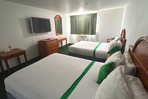 Quarto, 2 camas queen-size, não fumadores | Ferro/tábua de engomar, Wi-fi grátis, roupa de cama fornecida 