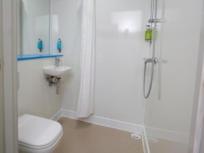 Chuveiro, toalhas de banho, papel higiênico 