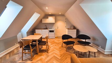 Apartamento premium | Escrivaninha, Wi-Fi de cortesia, roupa de cama