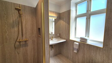 Quarto Duplo Premium | Casa de banho | Um secador de cabelo, toalhas fornecidas, sabão, champô 