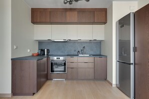 Apartamento, sacada | Cozinha americana privada | Cafeteira/chaleira, chaleira elétrica