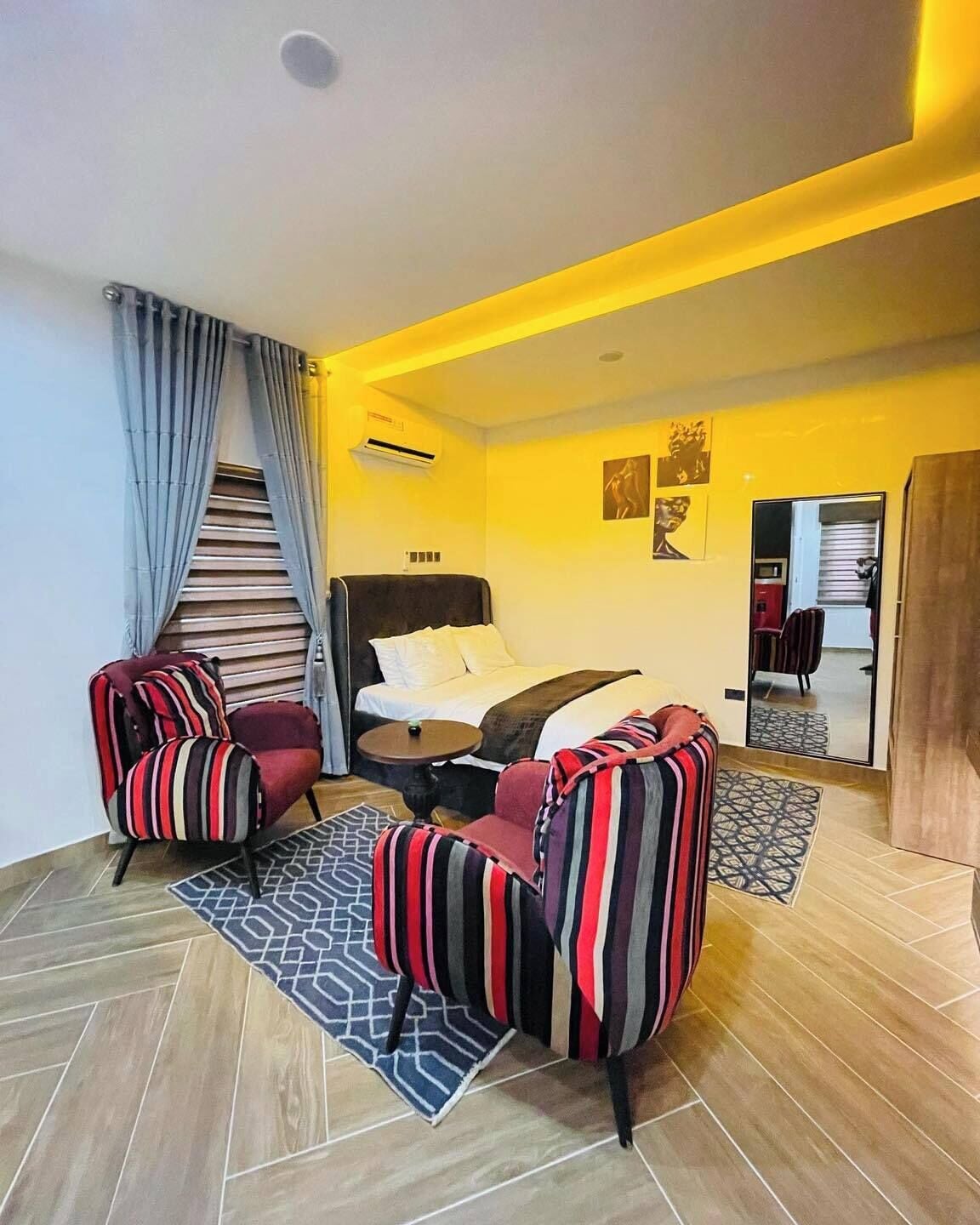 Quarto Familiar, varanda, Vista para a cidade | Secretária, secretária adequada para computadores portáteis 