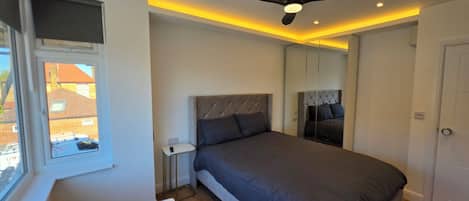 Quarto Duplo Design | Com decoração personalizada, com mobília individualizada, secretária
