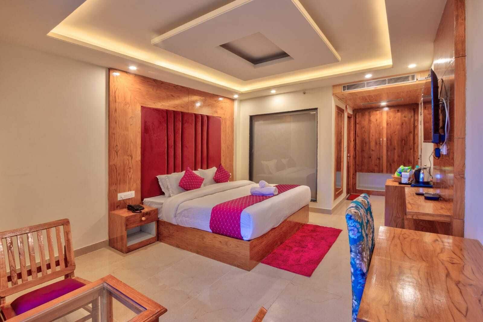 Quarto casal premium, sacada, vista para o vale | Escrivaninha, Wi-Fi de cortesia