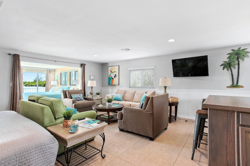Tropical Waterfront Grande Suite With Private Balcony In Bonita Springs - Bonita Springs, FL