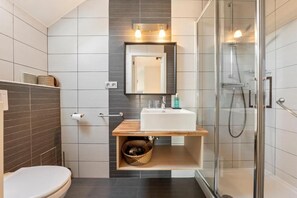 Quarto Duplo, pátio, vista para o jardim | Casa de banho | Artigos de higiene pessoal grátis, um secador de cabelo 