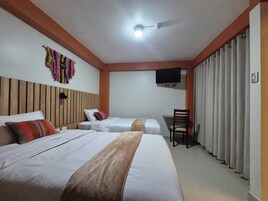 Quarto duplo conforto | Escrivaninha, espaço de trabalho para notebook, Wi-Fi de cortesia