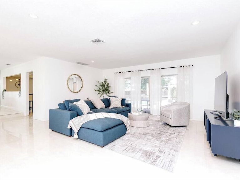Modern Spacious 5-bedroom Home With Pool - Miramar, FL