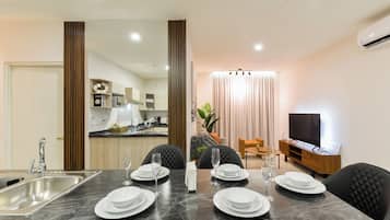 Suíte urbana, vista para a cidade | Sala de jantar
