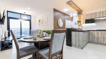 Suíte clássica, sacada, vista para a cidade | Sala de jantar