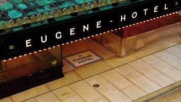 Placa do Hotel Eugene com entrada em azulejos e uma pequena porta.