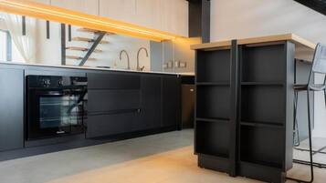 Chalé Deluxe, varanda, vista para o canal | Cozinha privada | Minifrigorífico, um micro-ondas, um forno, uma placa de cozinha