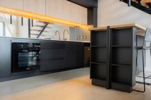 Chalé Deluxe, varanda, vista para o canal | Cozinha privada | Minifrigorífico, um micro-ondas, um forno, uma placa de cozinha 