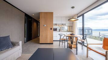 Apartamento, 2 quartos, vista para o oceano | Roupas de cama premium, espaço de trabalho para notebook