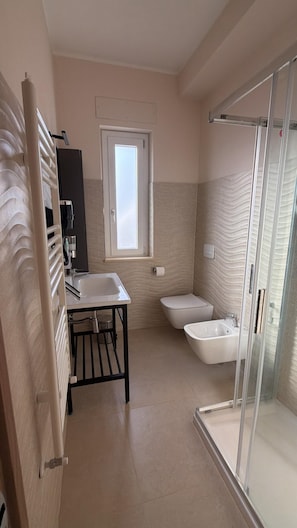 Quarto Duplo Exclusivo, 1 quarto, casa de banho privativa | Casa de banho | Um polibã, um chuveiro fixo, artigos de higiene pessoal grátis 