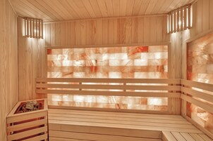 Uma sauna com paredes e bancos de madeira.