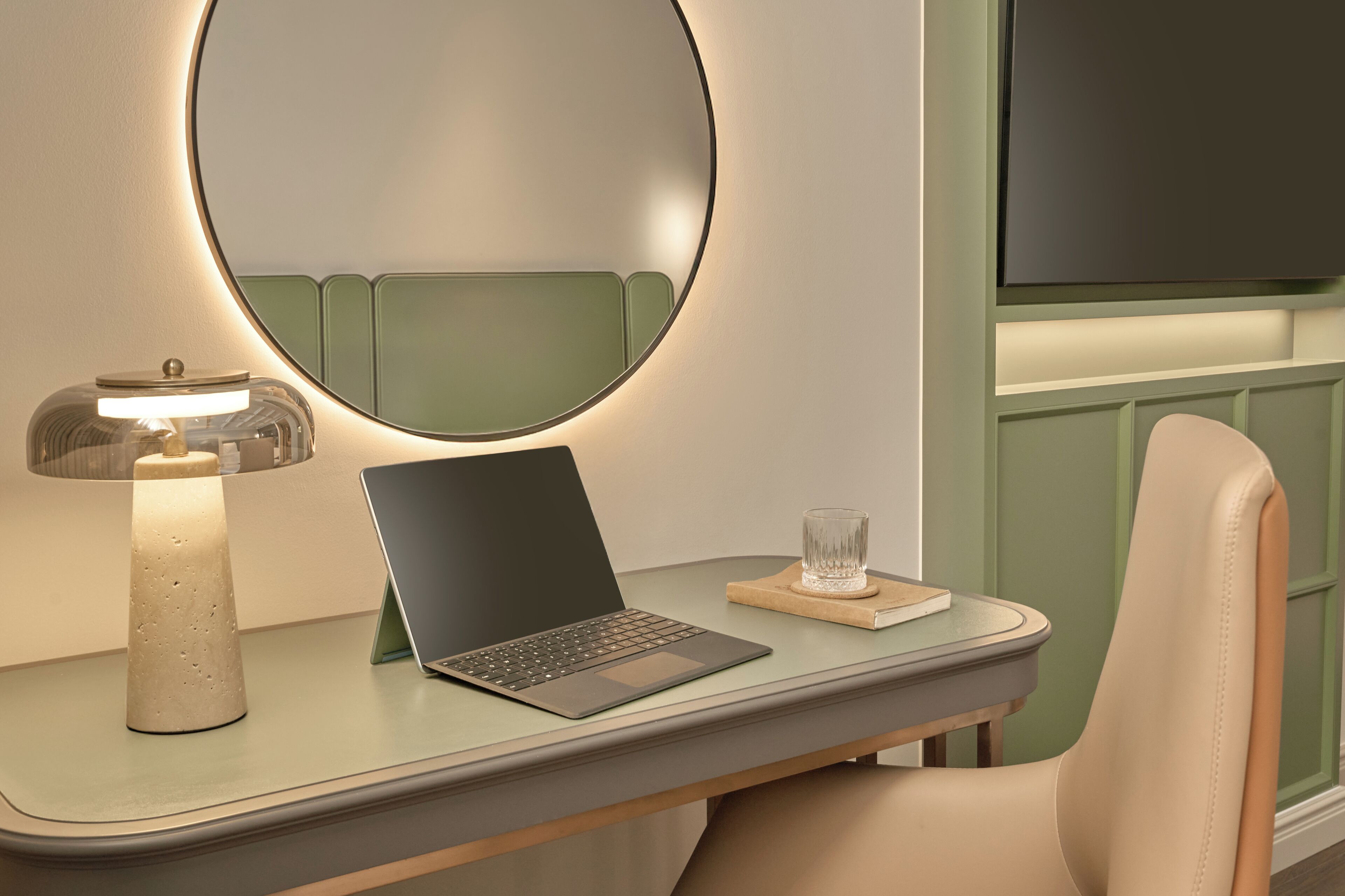 Roupa de alta qualidade, camas de colchão pillowtop, minibar 