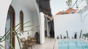 Quarto Duplo Deluxe, vista para a piscina | Piscina | Piscina exterior