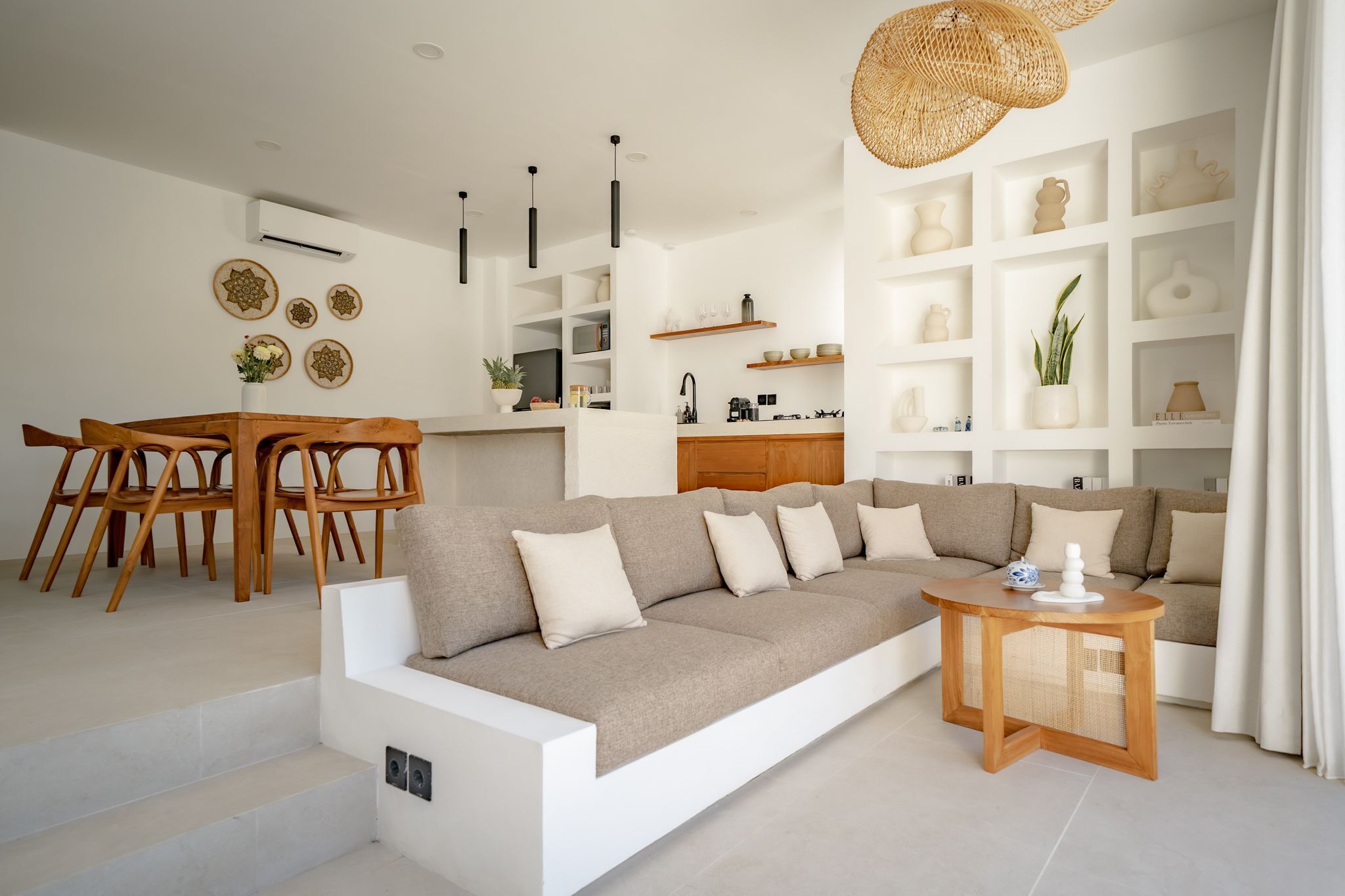 Villa Deluxe, 3 quartos, vista para a piscina | Sala | Televisor de 55 polegadas com canais por cabo 