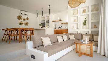 Villa Deluxe, 3 quartos, vista para a piscina | Sala | Televisor de 55 polegadas com canais por cabo