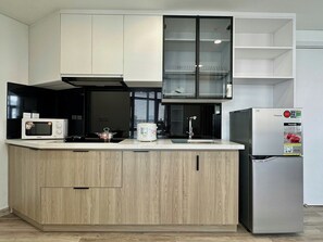 Apartamento Premier, varanda, Vista para a cidade | Cozinha privada | Um frigorífico, um micro-ondas, uma placa de cozinha 