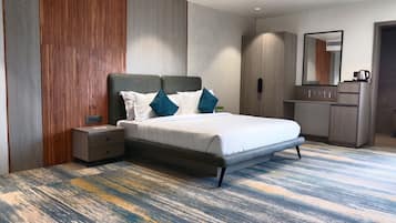 Quarto casal premium, vista para a cidade | Cofres nos quartos, ferros/tábuas de passar roupa, Wi-Fi de cortesia