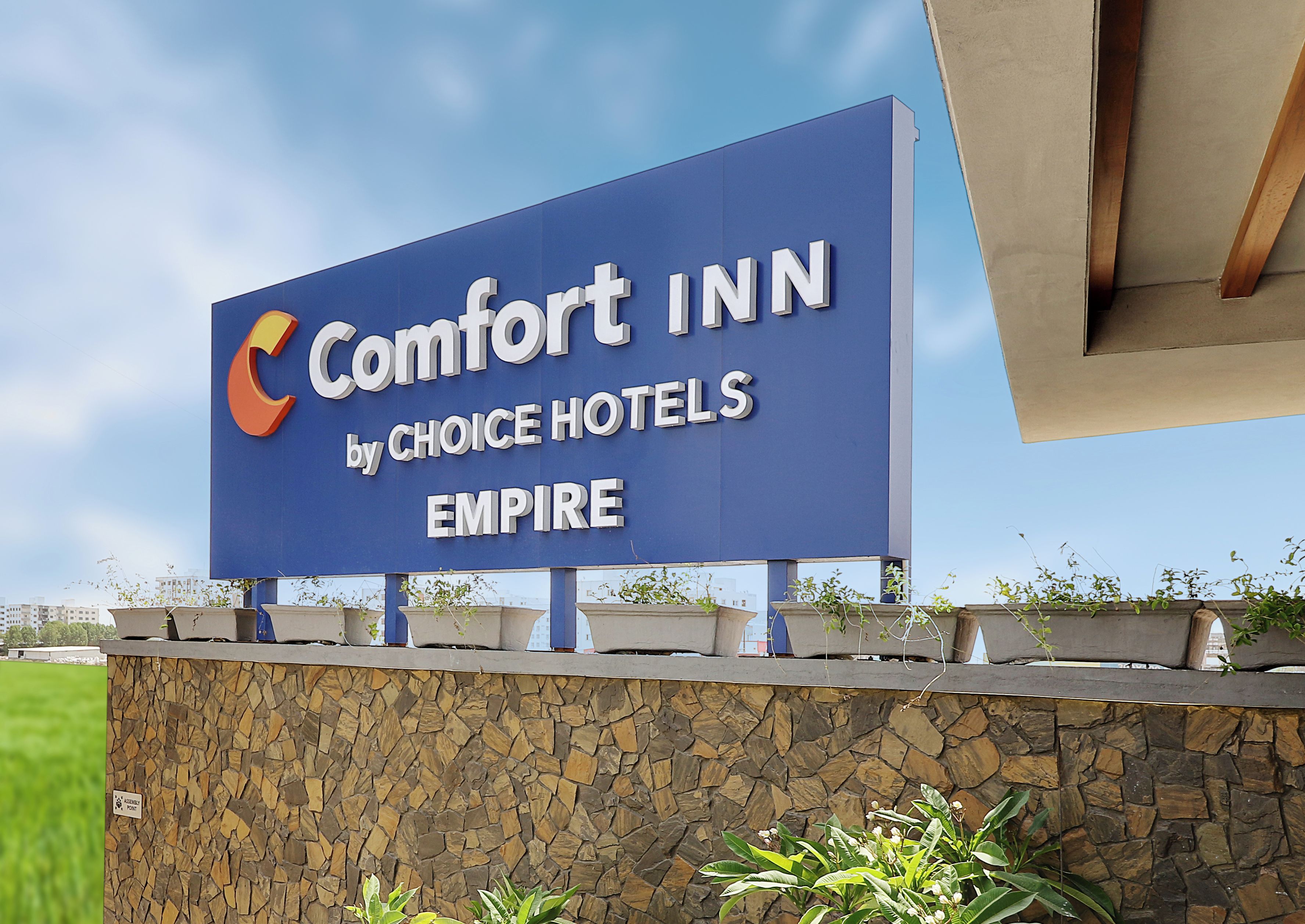 Grande placa de identificação do Comfort Inn by Choice Hotels Empire.