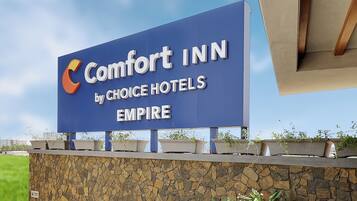 Grande placa de identificação do Comfort Inn by Choice Hotels Empire.