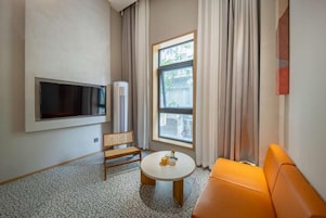 Quarto Individual Comfort, futon japonês | Sala de estar | Smart TV de 55 polegadas com canais digitais, livros