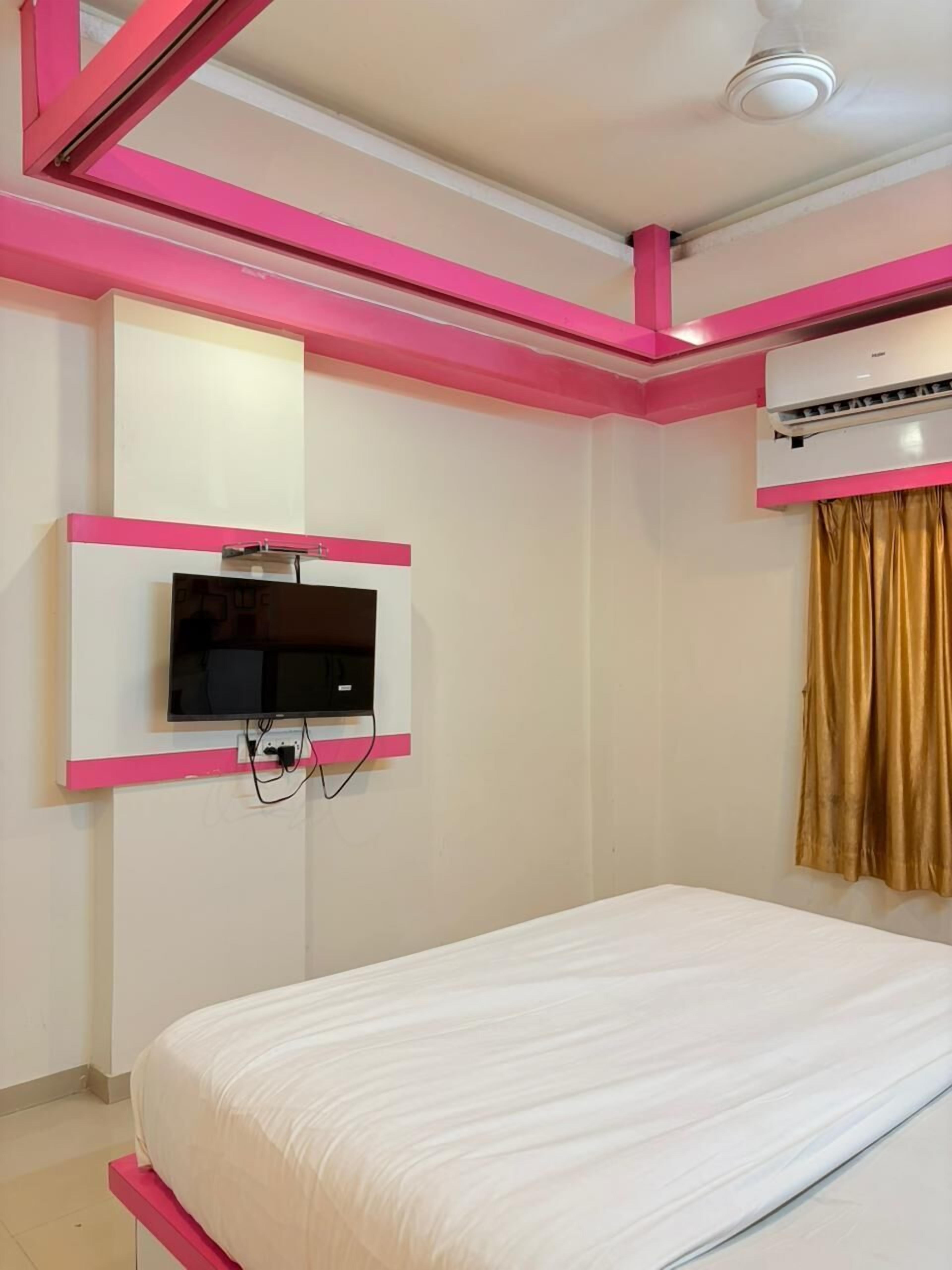 Quarto Deluxe | Lençóis de algodão egípcio, roupa de alta qualidade, secretária 