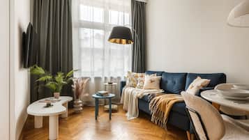 Apartamento standard, vista para a cidade | Área de estar | Smart TV
