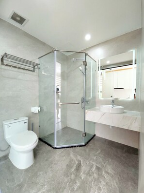 Apartamento superluxo, vista para a cidade | Banheiro | Chuveiro, toalhas de banho, sabonete, shampoo