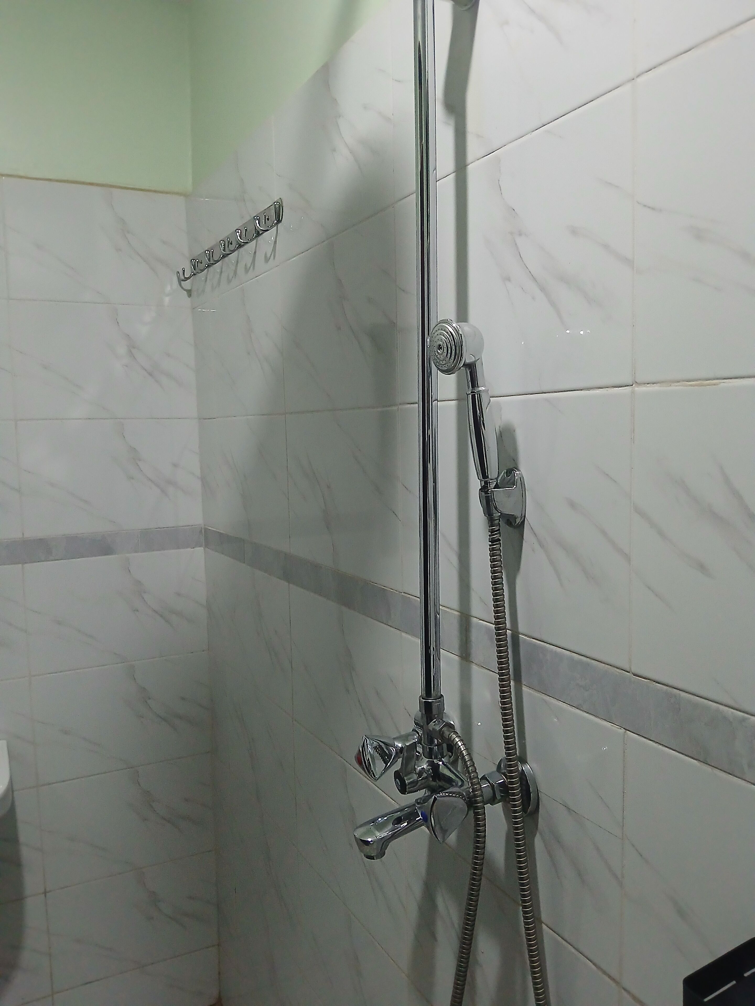 Quarto solteiro básico, vista para o parque | Banheiro | Chinelos 