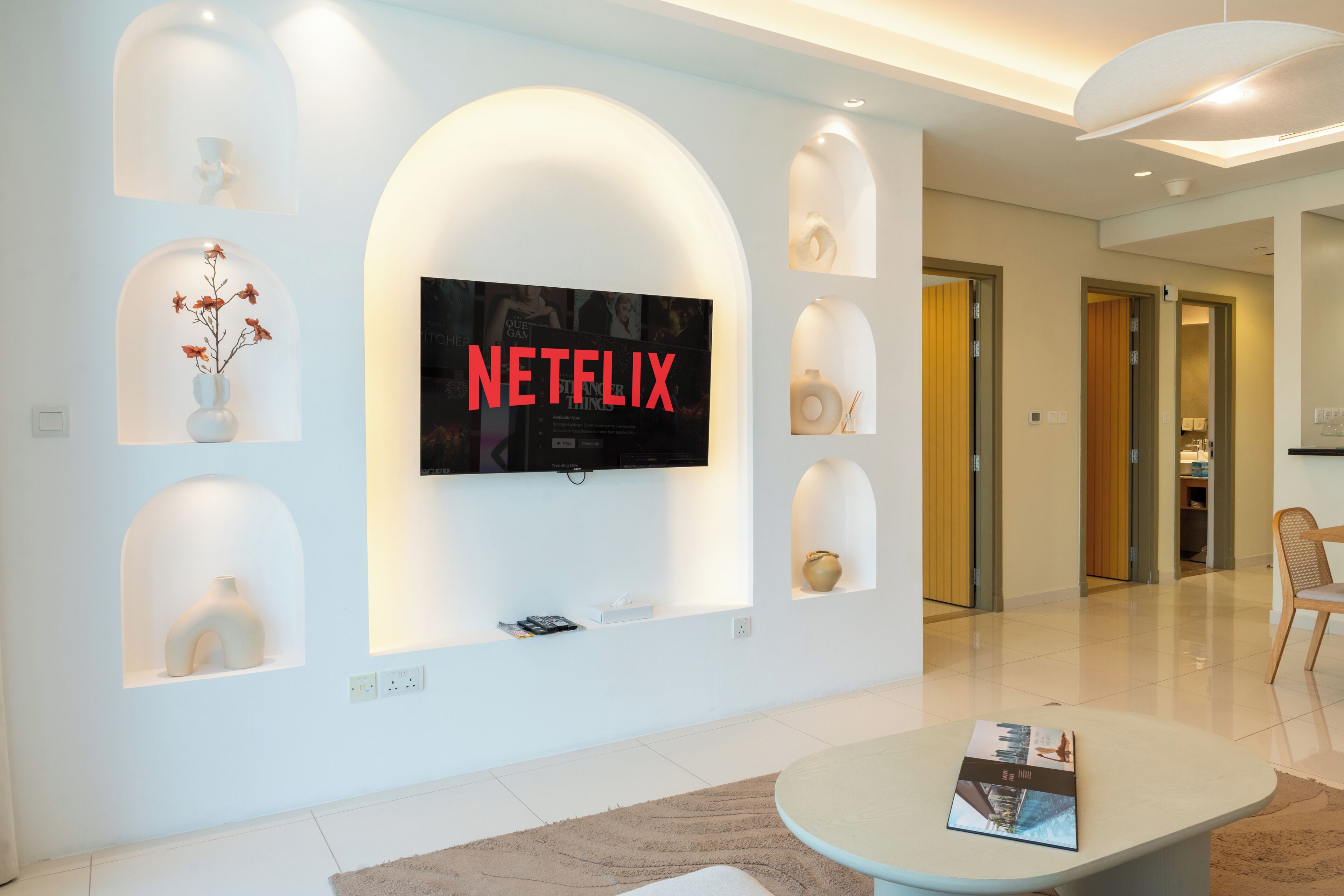 Apartamento luxo, vista para a cidade | Área de estar | Smart TV 65 polegadas com canais digitais