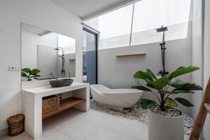 Vila design, 2 quartos, piscina particular | Banheiro | Banheira e chuveiro separados, chuveiro com efeito de chuva