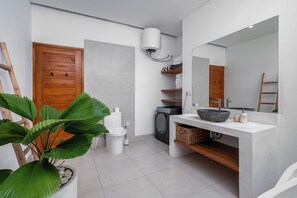 Villa Design, 2 quartos, piscina privativa | Casa de banho | Um polibã e uma banheira separados, um chuveiro fixo 