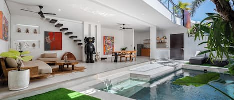 Piscina externa, espreguiçadeiras