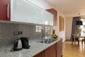 Apartamento | Cozinha privada | Geladeira, micro-ondas, fogão, cooktop