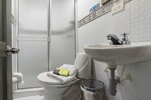 Chuveiro, toalhas de banho, sabonete, shampoo
