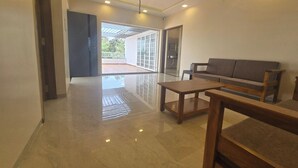 Uma sala de estar ampla com sofá, mesa de centro e ventoinha no teto.