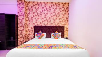 Quarto Deluxe | Lençóis de algodão egípcio, roupa de alta qualidade, cofre no quarto