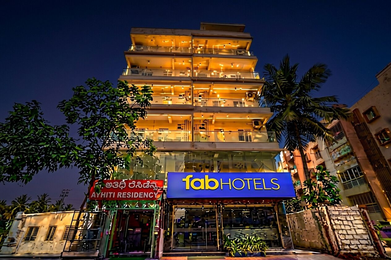 Um edifício de vários andares com uma placa de destaque da 'fab hotels'.