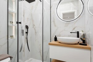 Apartamento | Casa de banho | Um polibã, um chuveiro fixo, artigos de higiene pessoal grátis 