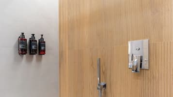 Quarto Triplo Deluxe, vista para o pátio | Casa de banho | Um polibã, um secador de cabelo, um bidé, toalhas fornecidas