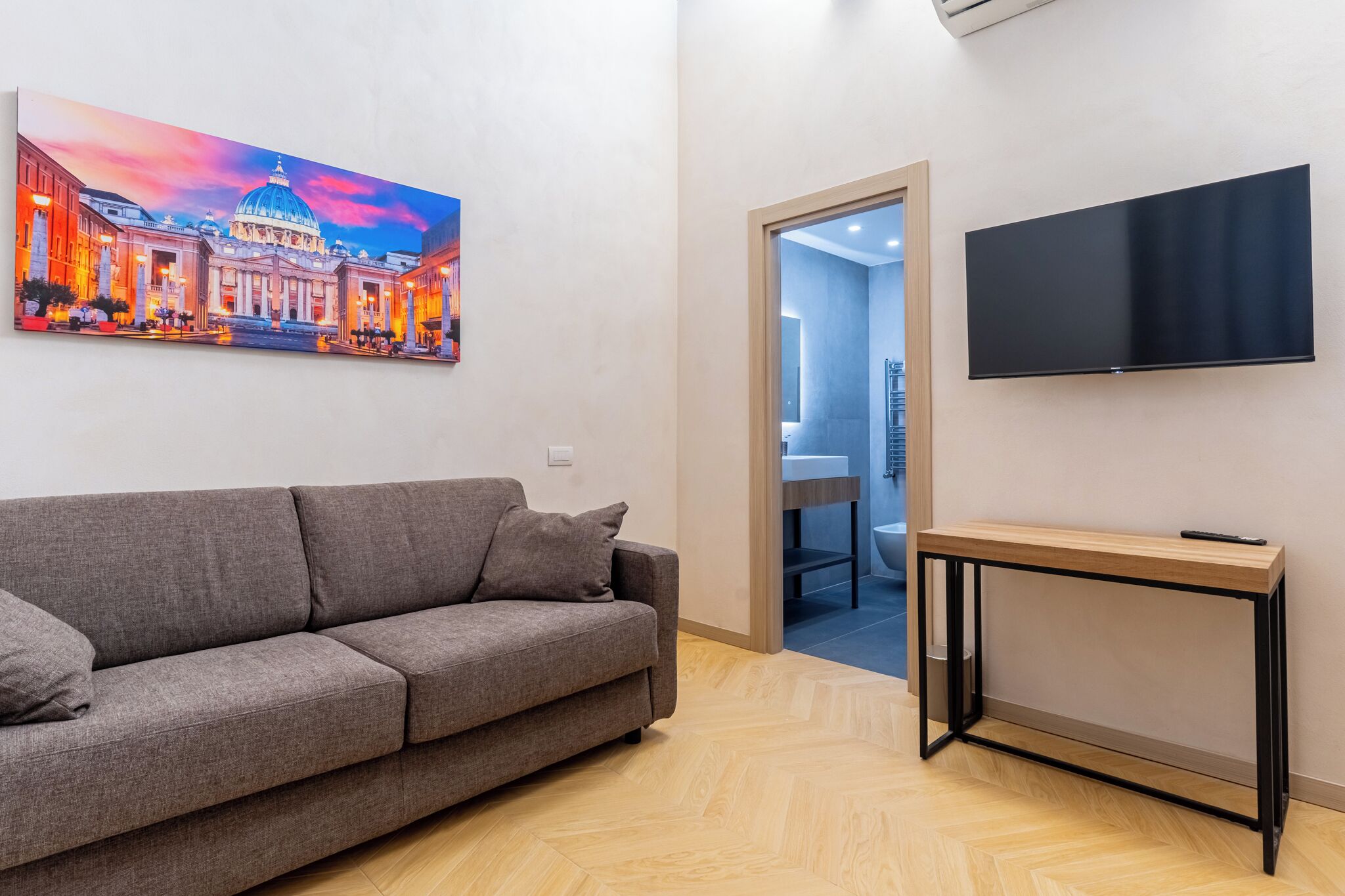 Suite Deluxe, Vista para a cidade | Sala de estar | Smart TV de 45 polegadas com canais por cabo 