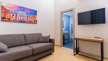 Suite Deluxe, Vista para a cidade | Sala de estar | Smart TV de 45 polegadas com canais por cabo